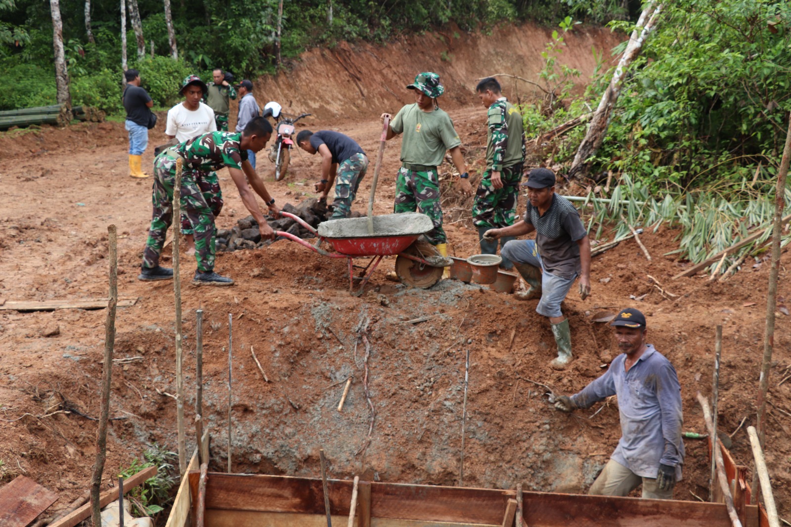 Pembuatan Plat Dekker TMMD ke-123 Kodim 0407/Kota Bengkulu Sudah Tahap ...